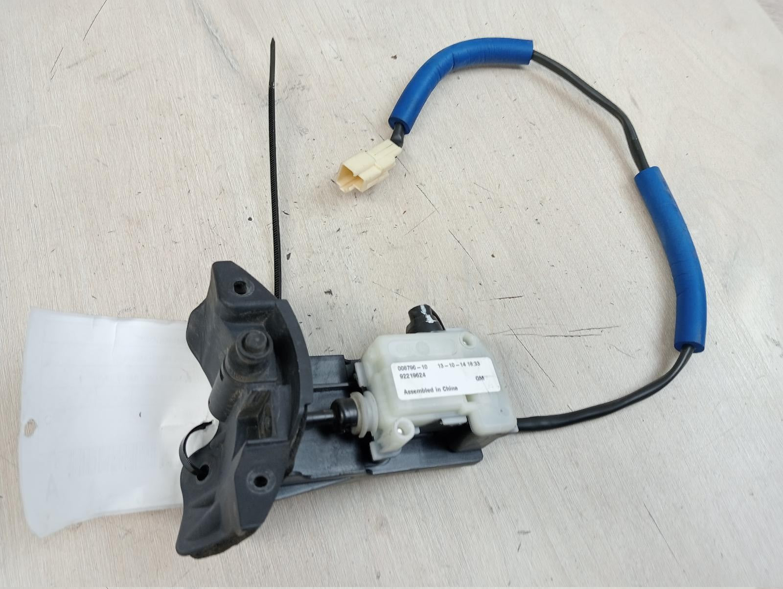 HOLDEN COMMODORE LOCK MECHANISM FUEL DOOR LOCK RELEASE, VF, 05/13-12/1 ...